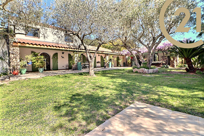 Maison à vendre - Roquebrune-sur-Argens - 6 pièces - 4 chambres