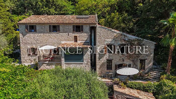 Maison 9 pièces à Carros, à vendre