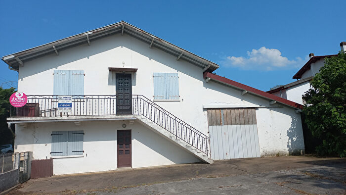 Maison à vendre - Domezain-Berraute - 10 pièces - 7 chambres