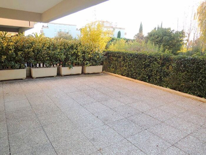 Appartement à louer - Capouchiné, Nîmes - 2 pièces - 1 chambre