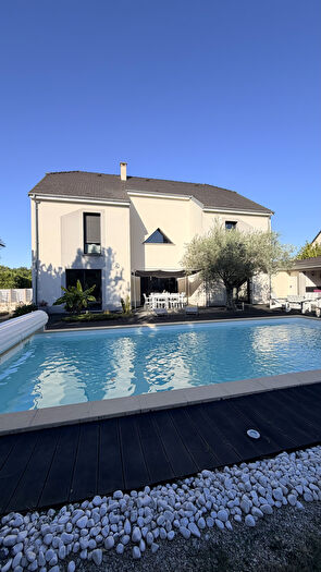 Maison 8 pièces à Saint-Julien-les-Villas, à vendre