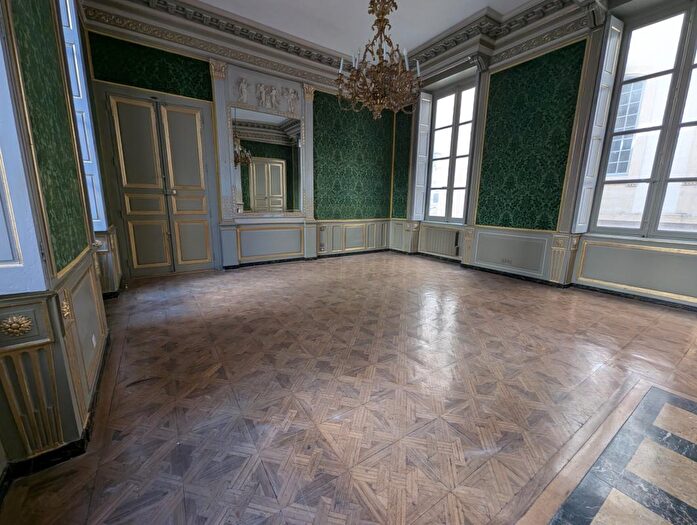 Appartement à louer - Nîmes, Ecusson, Arènes - 3 pièces - 2 chambres