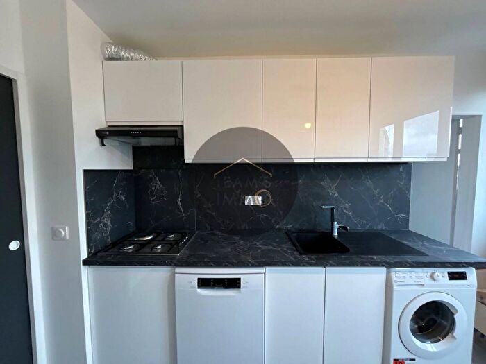 Appartement à louer - Hôtel de Ville-Beaumarchais, Fontenay-le-Fleury - 1 pièce - 4 chambres