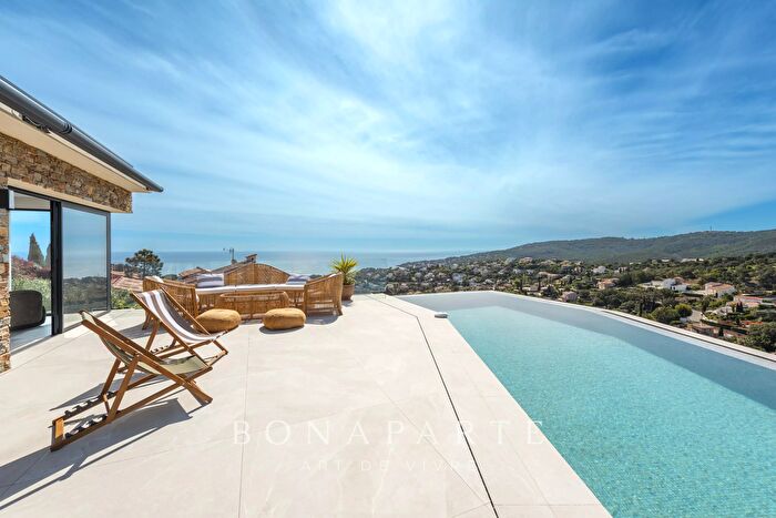 Maison à vendre - Roquebrune-sur-Argens, Les Terrasses - 6 pièces - 6 chambres