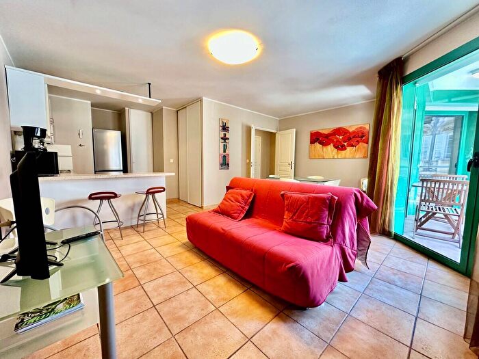 Appartement à louer - Le Port, Nice - 2 pièces - 1 chambre
