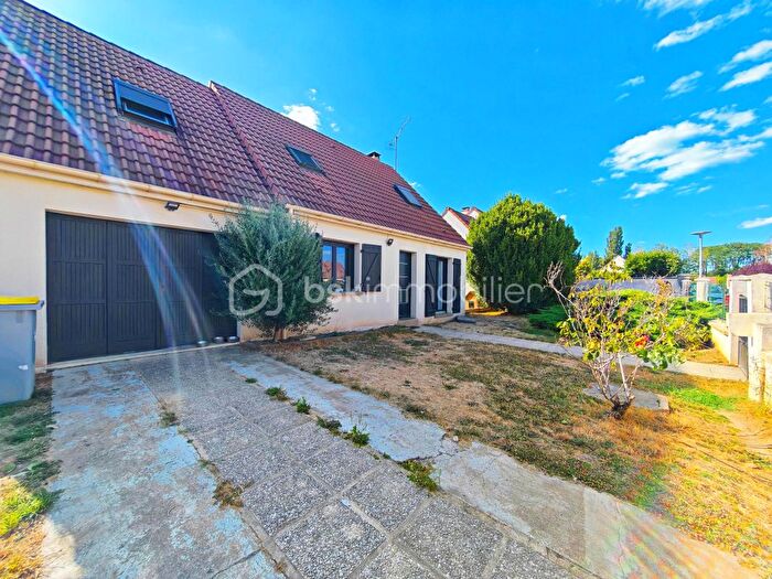 Maison 5 pièces à Saint-Pierre-lès-Nemours, à vendre