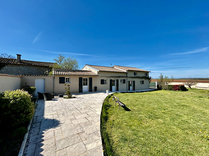 Maison à vendre - Vanzay - 10 pièces - 4 chambres