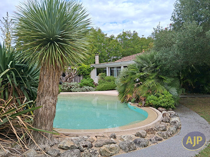 Maison à vendre - Saint-Estèphe - 8 pièces - 5 chambres