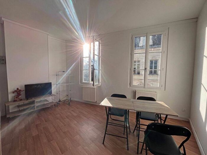 Appartement à louer - Chateauneuf, Châtellerault - 2 pièces - 1 chambre