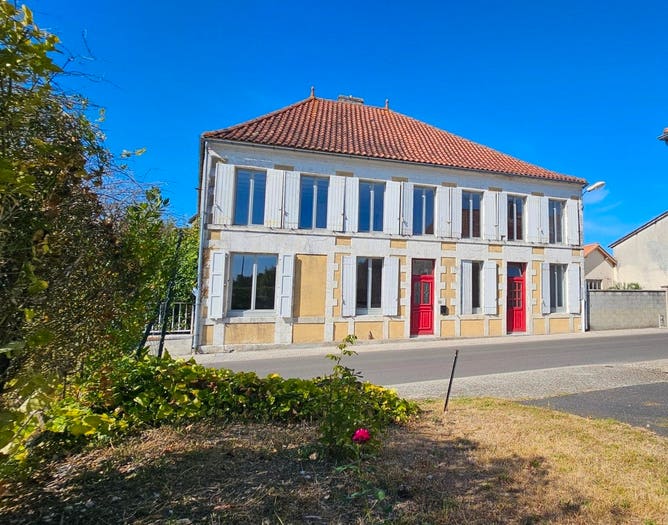 Barbezieux-Saint-Hilaire - Maison 7 pièces à vendre
