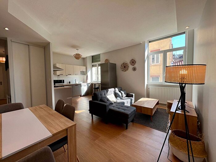 Appartement à louer - centre Ville-La Chartonnière-La Barre, Villefranche-sur-Saône - 5 pièces - 4 chambres