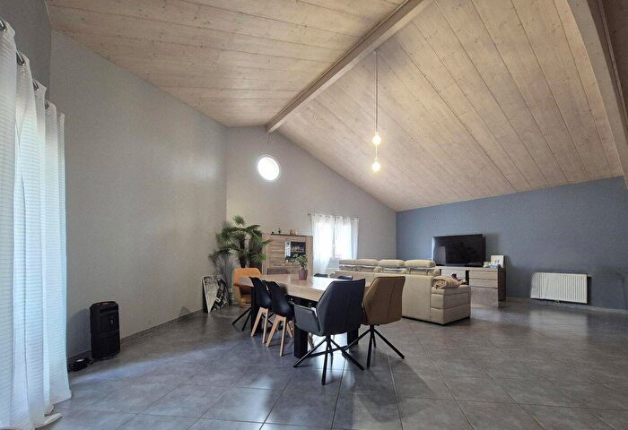 Maison à louer - Cormoranche-sur-Saône - 4 pièces - 3 chambres