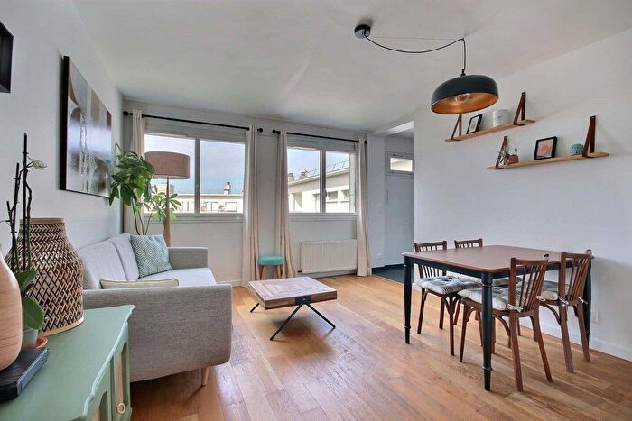 Appartement à louer - Secrétan, Paris ème arrondissement - 2 pièces - 2 chambres