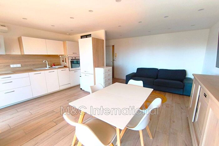 Appartement à louer - Les Prugnons, Antibes - 3 pièces - 2 chambres