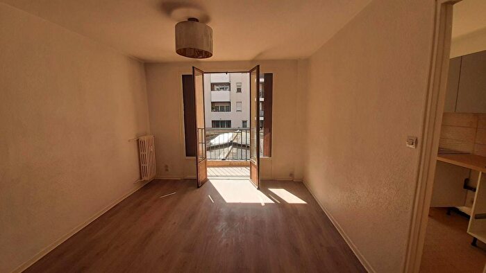 Appartement à louer - Marseille e , Cinq Avenues - 2 pièces - 1 chambre