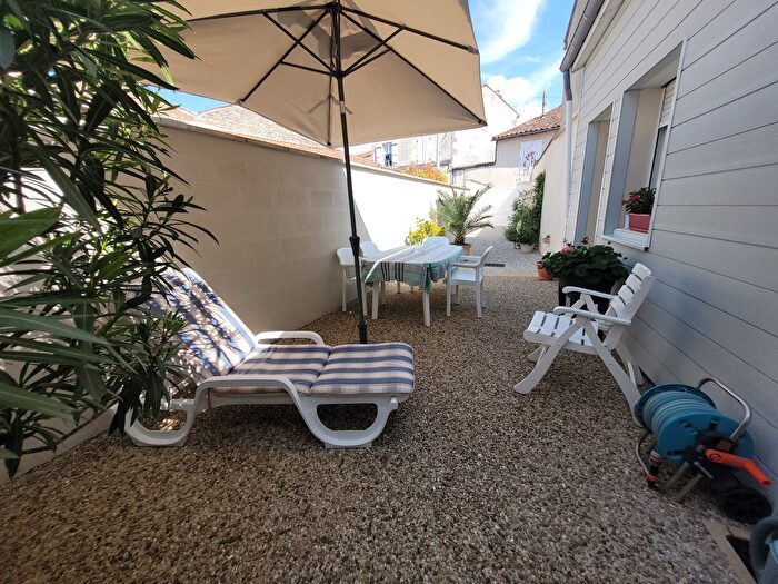 Maison à vendre - Saint-Jean-dAngély - 8 pièces - 4 chambres