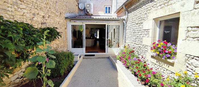 Chenac-Saint-Seurin-d'Uzet : Maison 11 pièces à vendre