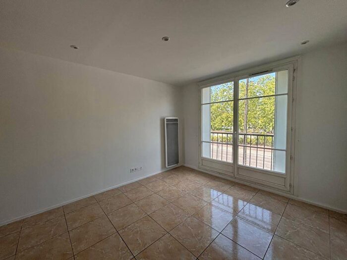 Appartement à louer - Moulin à Vent-Ernest Renan, Vénissieux - 3 pièces - 2 chambres