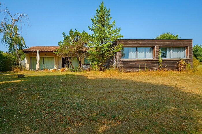 Maison à vendre - Montbron - 5 pièces - 3 chambres