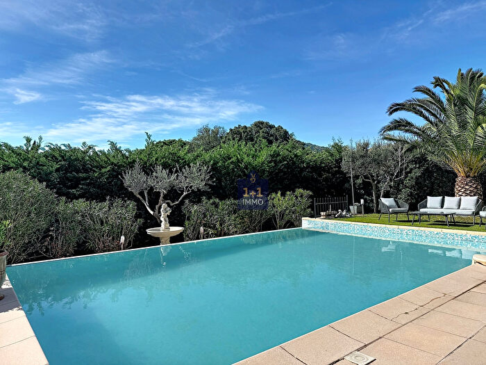 Maison à vendre - Roquebrune-sur-Argens, Les Fourques, Le Défens, Les Quatre Chemins - 5 pièces - 4 chambres