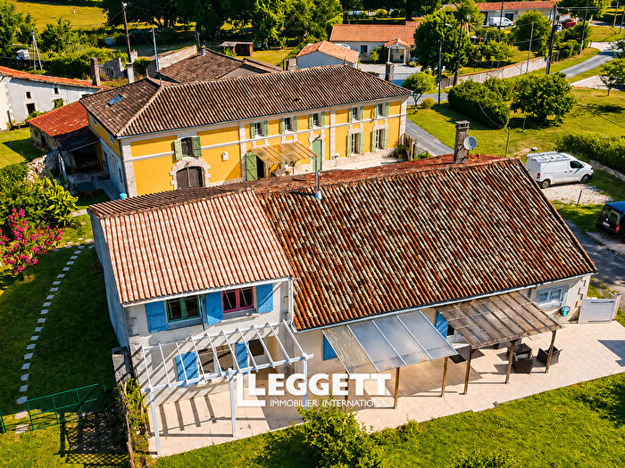 Saint-Simon-de-Bordes : Maison 16 pièces à vendre
