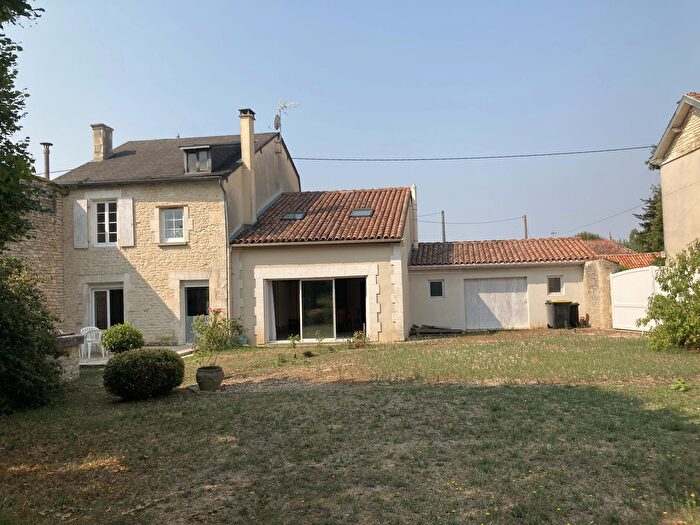 Maison 5 pièces à Aunac, à vendre