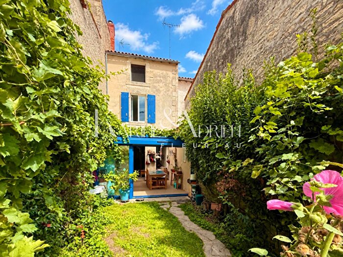 Fontenay-le-Comte, Centre-ville, Les Loges, La Pommeraie, La Sablière : Maison 4 pièces à vendre