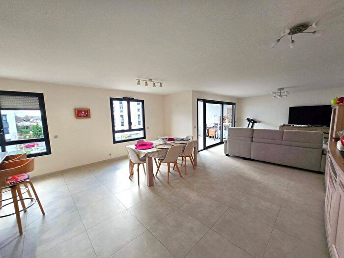 Appartement à louer - Ouest, Saint-Genis-Pouilly - 4 pièces - 3 chambres