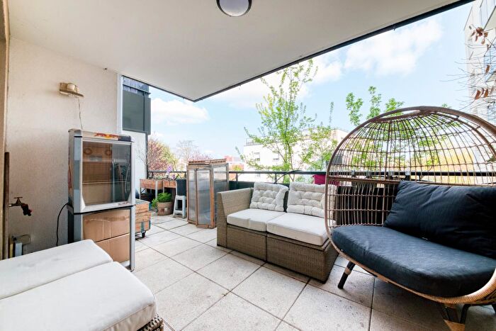 Appartement à vendre - Vénissieux, Centre-ville - 3 pièces - 2 chambres