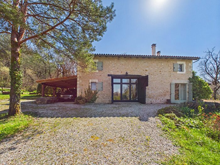 Maison à vendre - Teyjat - 8 pièces - 4 chambres
