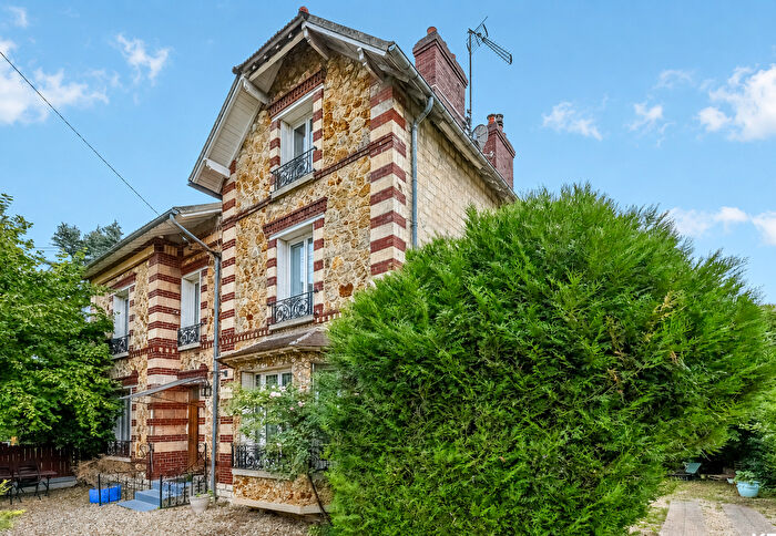 Champagne-sur-Oise : Maison 8 pièces à vendre