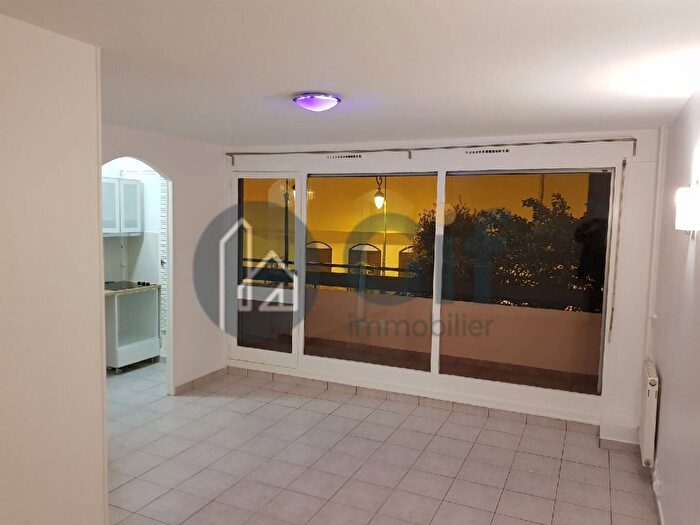 République, Puteaux : Appartement 1 pièce à louer
