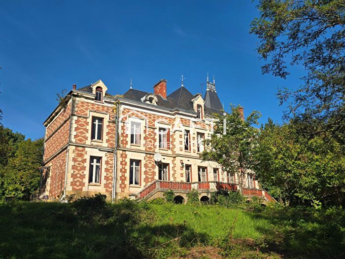 Maison 16 pièces à Saint-Hilaire-de-Court, à vendre