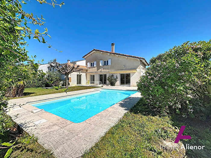 Maison 9 pièces à vendre à Mérignac