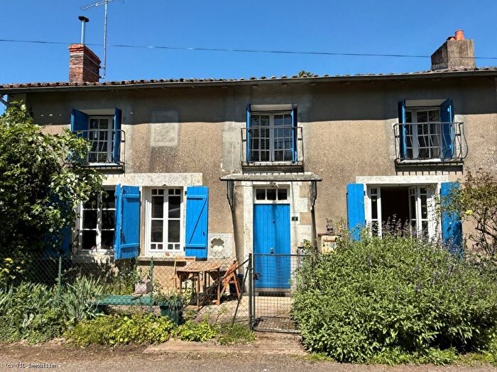 Champagne-Mouton : Maison 4 pièces à vendre