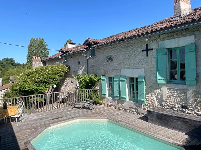 Montignac-le-Coq : Maison 8 pièces à vendre