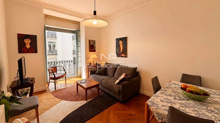 Appartement 2 pièces à Nice, Carré d'or, à vendre