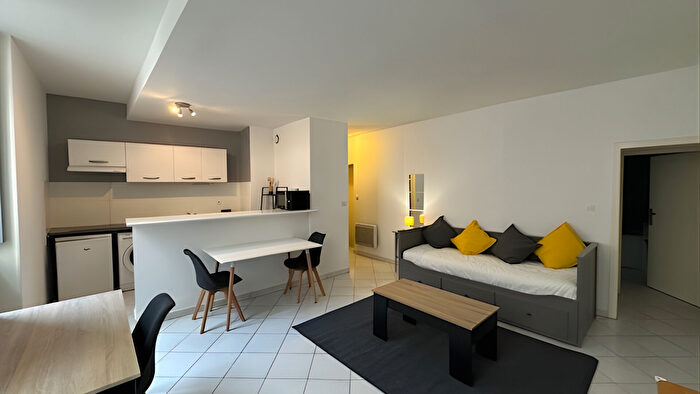 Appartement à louer - Nîmes, Ecusson, Arènes - 1 pièce