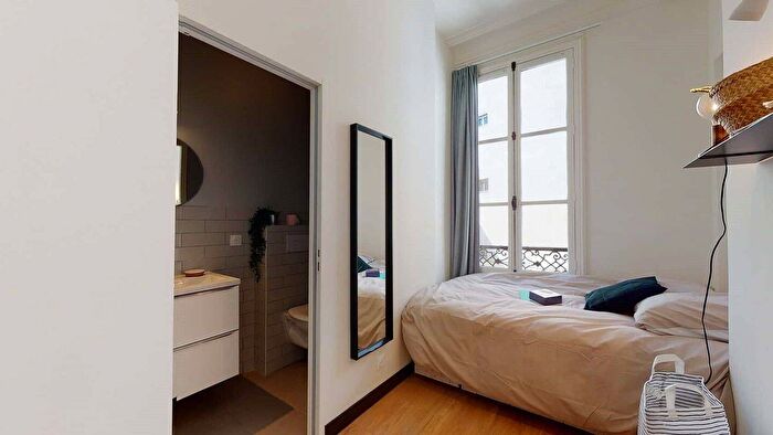Clichy-Trinité, Paris 9ème arrondissement : Appartement 1 pièce à louer