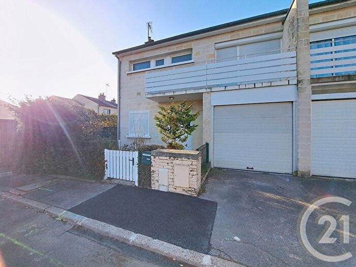 Maison à louer - Compiègne, Royallieu, Village - 4 pièces - 3 chambres