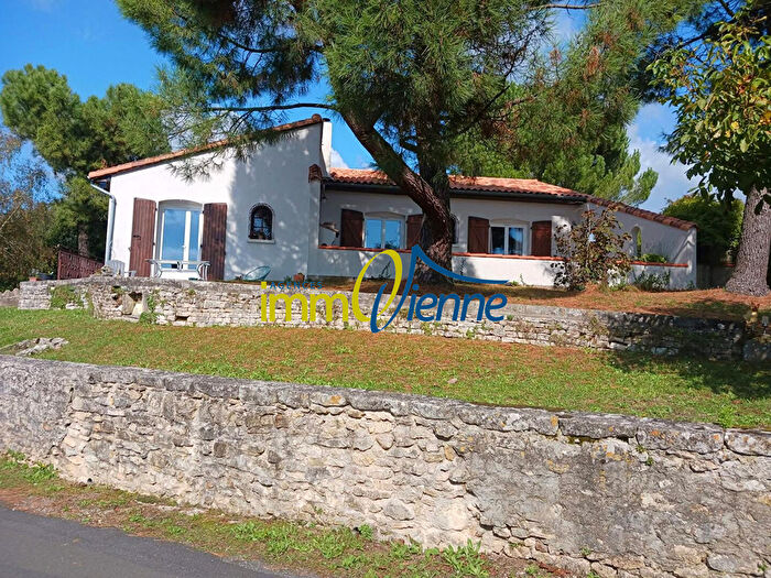 Maison à vendre - Saint-Maurice-la-Clouère - 6 pièces - 4 chambres