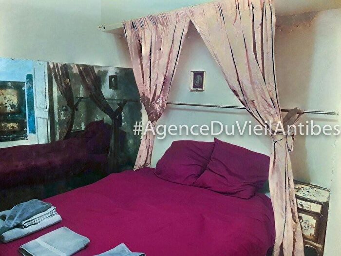 Appartement à louer - Vieille Ville, Antibes - 2 pièces