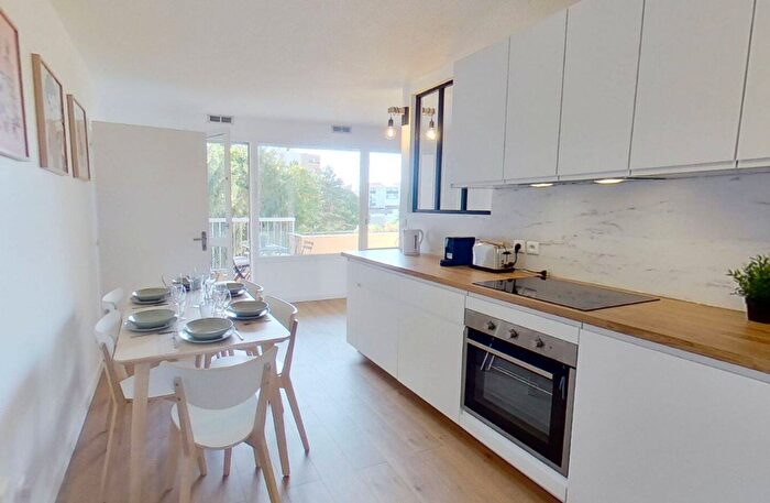 Appartement à louer - Le Grand Trou, Lyon ème arrondissement - 6 pièces - 2 chambres