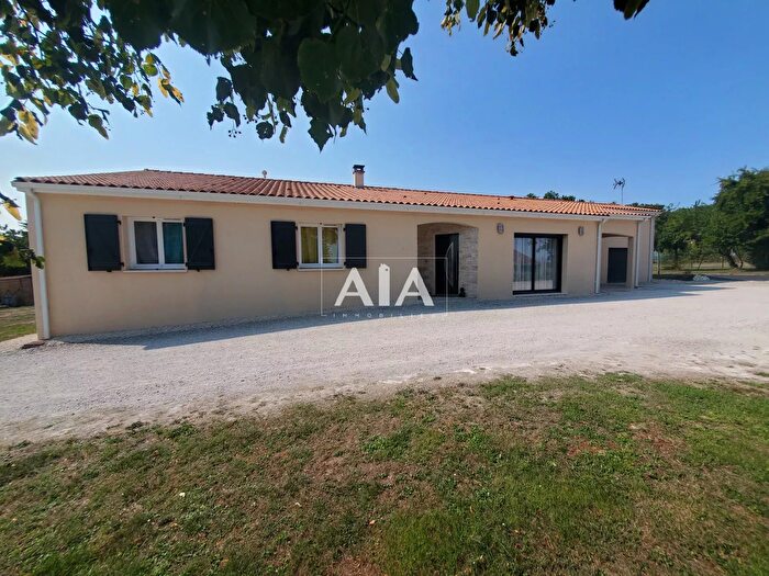 Maison à vendre - Ruffec - 4 pièces - 3 chambres