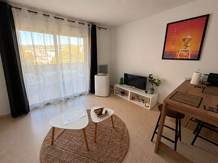Appartement 1 pièce à Mougins, Centre-ville, Village, Tournamy, Le Val de Mougins, à louer