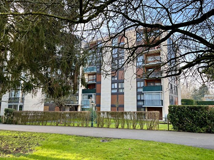 Appartement à vendre - Fontenay-le-Fleury - 5 pièces - 3 chambres