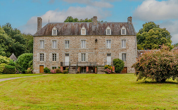 Maison à vendre - Isigny-le-Buat - 17 pièces - 7 chambres