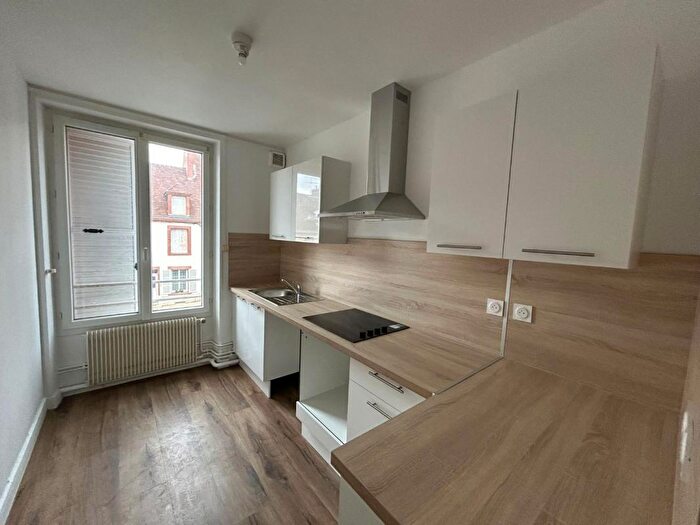 Appartement à louer - Saint-Denis-de-lHôtel - 5 pièces - 3 chambres