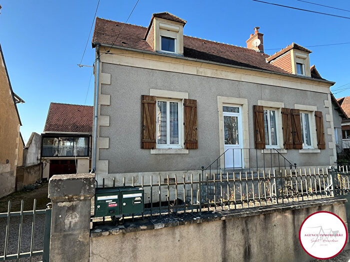 Maison à vendre - Saint-Amand-Montrond - 8 pièces - 6 chambres