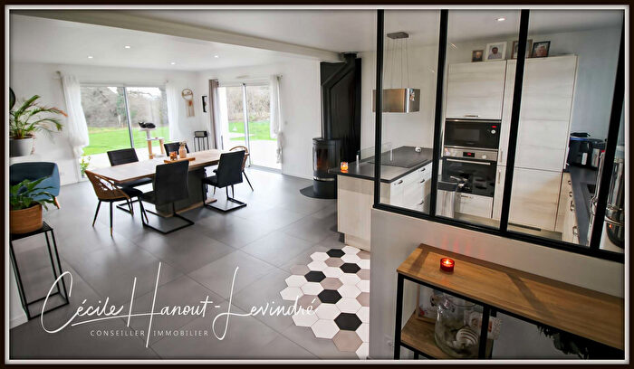 Maison 6 pièces à Sougéal, à vendre